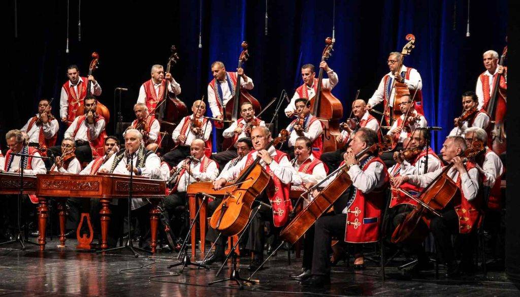 Veličanstvenim koncertom ciganskog orkestra "100 violina" otvoreno 28 ...